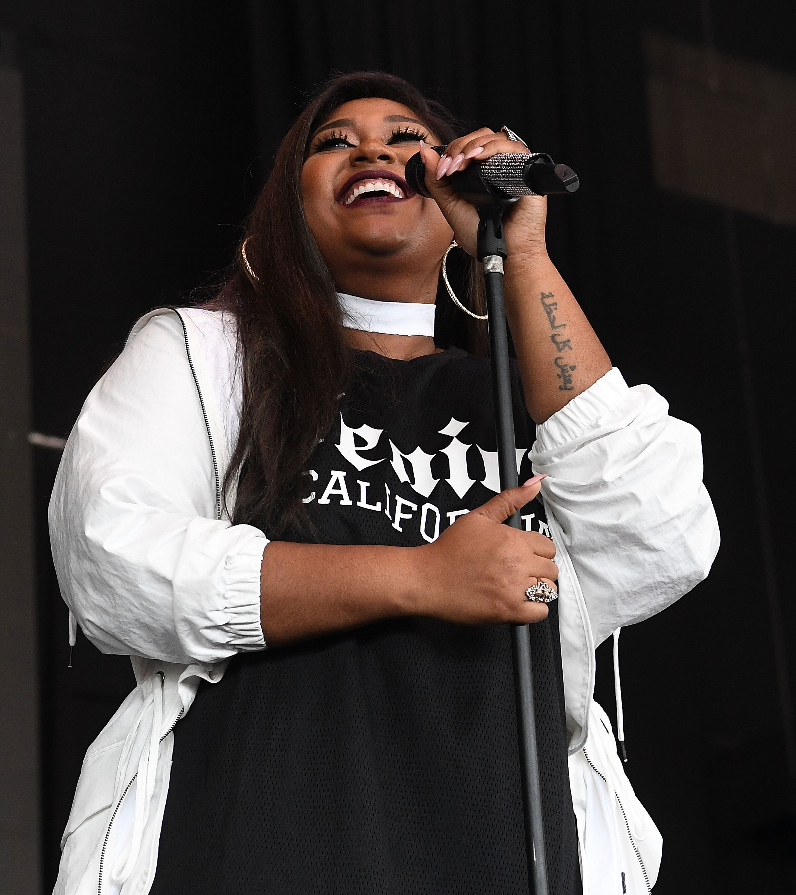Jazmine Sullivan sulting’ Gospel Singer Thomas ‘TC’ Clay In Facebook